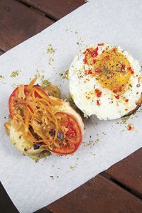 Huevo frito y dos rebanadas de pan trincha | Alacarta